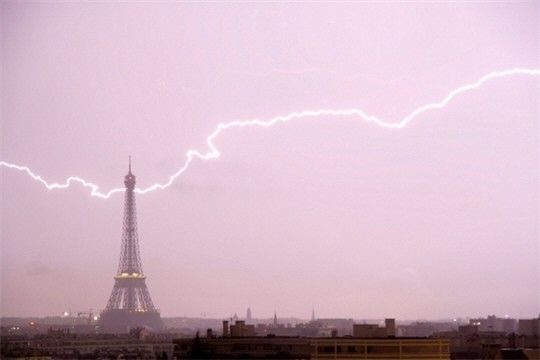 Eclair sur la tour eiffel